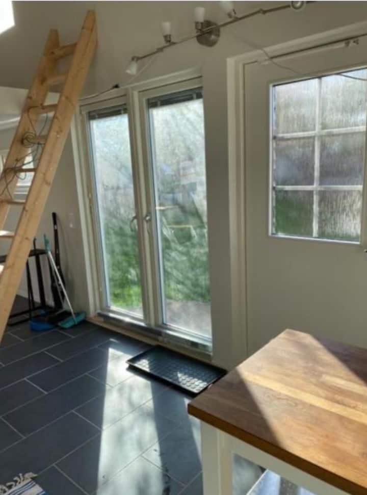 Liten Stuga 25 Kvm & Två Sovloft Inkl Bäddsoffa - Stockholm