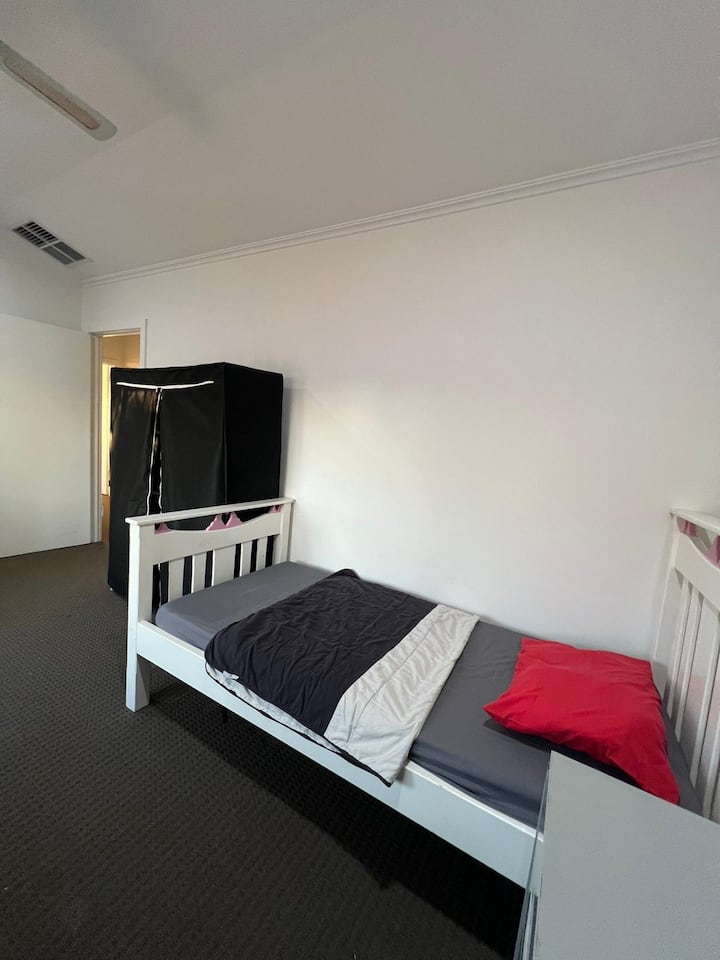Share Room Avaiable Blair Athol - Enfield