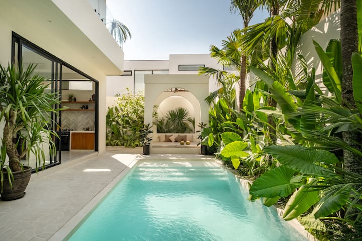 3-bedroom Villa, Rooftop Pool & Sunset Views - Indonesia