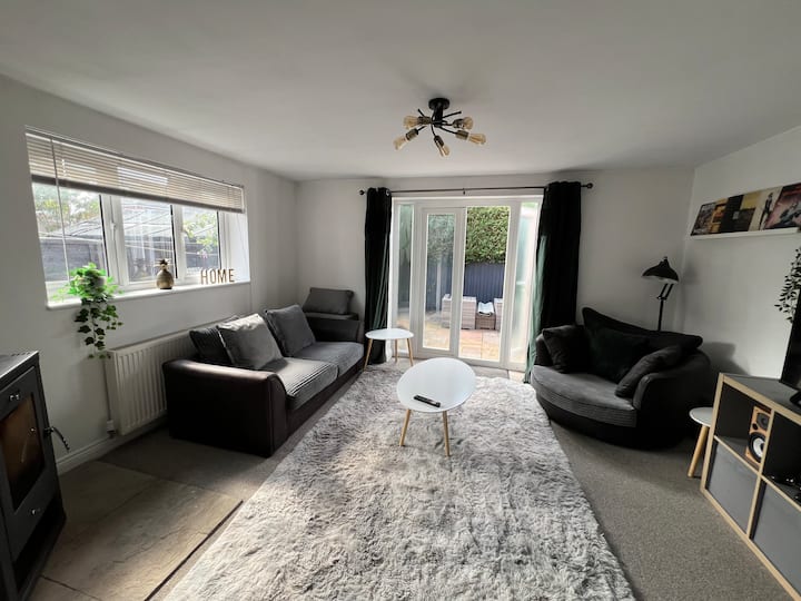 Detached Open Plan Cosy Bungalow - Nantwich