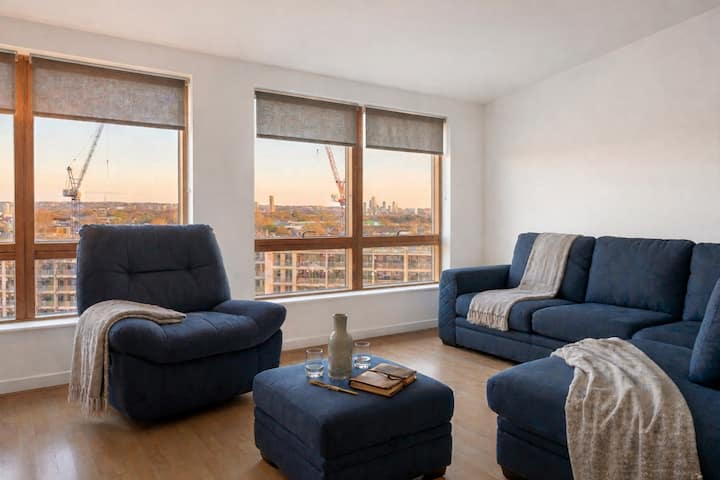 Stylish Penthouse W/ Views • Train 1 Min • Parking - Bromley