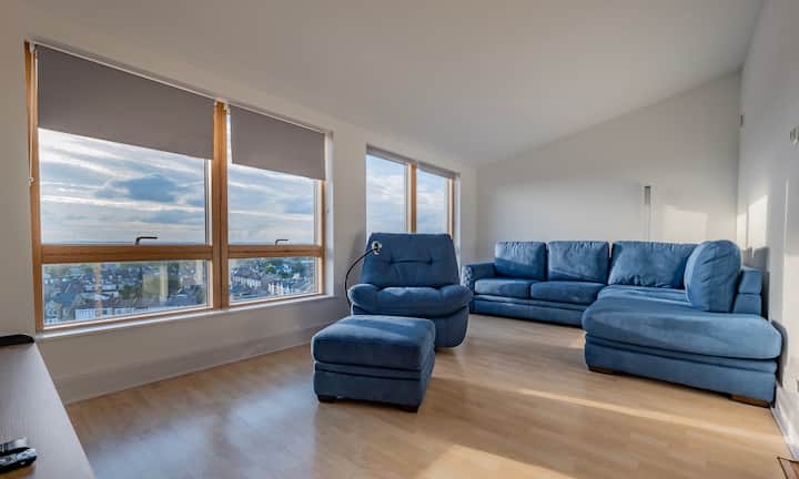 Stylish Penthouse W/ Views • Train 1 Min • Parking - Bromley