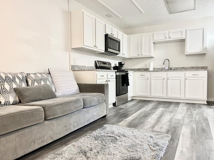 Relaxing 1 Bedroom Escape + Pool Access - Jacksonville Zoo and Gardens, Jacksonville