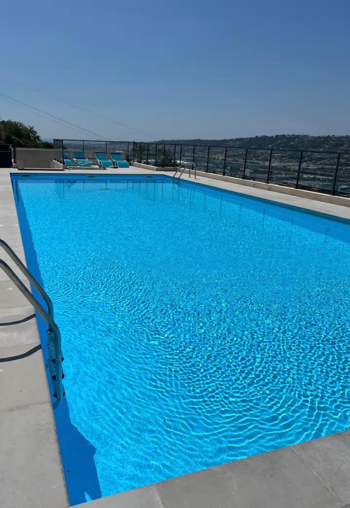 Joli 2 Pièces Ensoleillé Sur Les Hauteurs De Nice - Saint-Laurent-du-Var