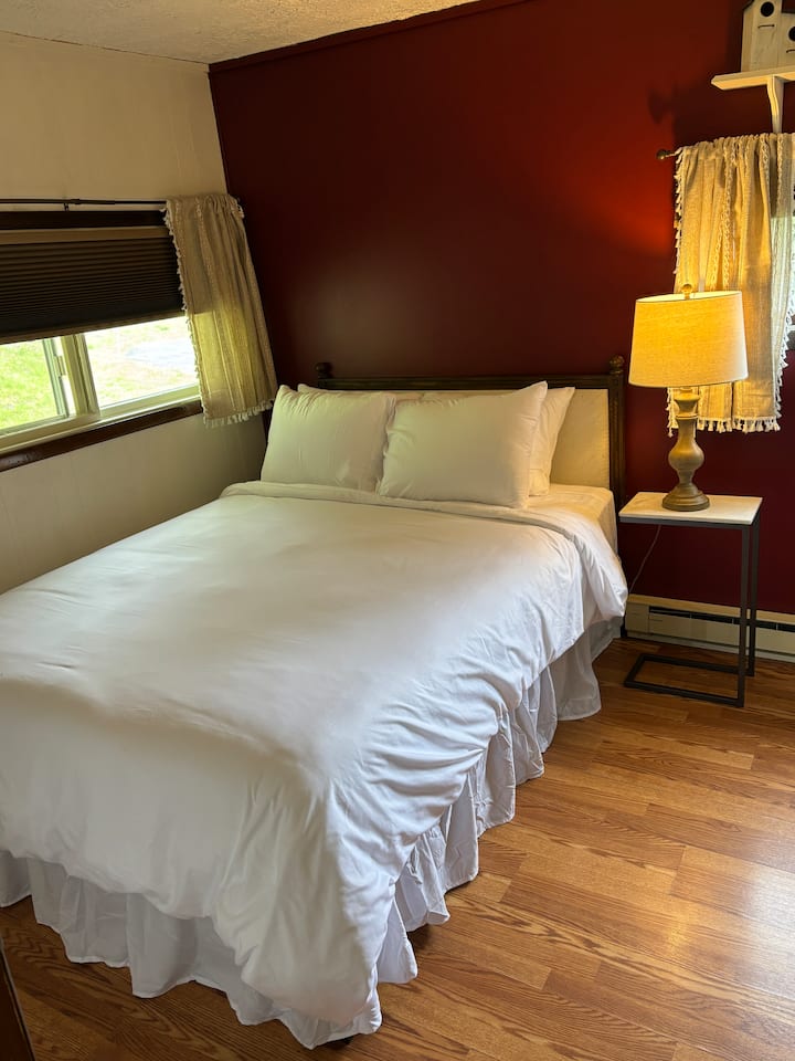 Keuka Cove Inn - Room #15 (Queen + Twin) - Penn Yan, NY