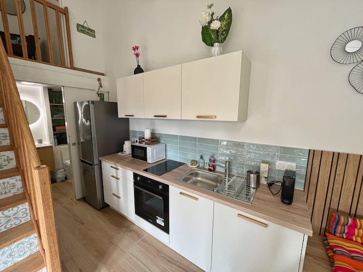 Maison Cosy Rénovée Climatisée, Jardinet & Piscine - La Motte