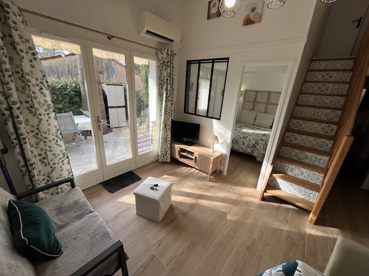 Maison Cosy Rénovée Climatisée, Jardinet & Piscine - La Motte