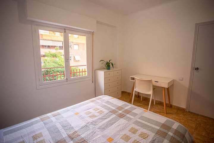 Habitación Amplia Con Balcón - Alicante