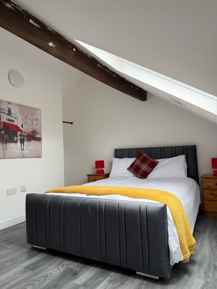 Large 5 Bed House & 2 Showers With En Suite - Stoke-on-Trent