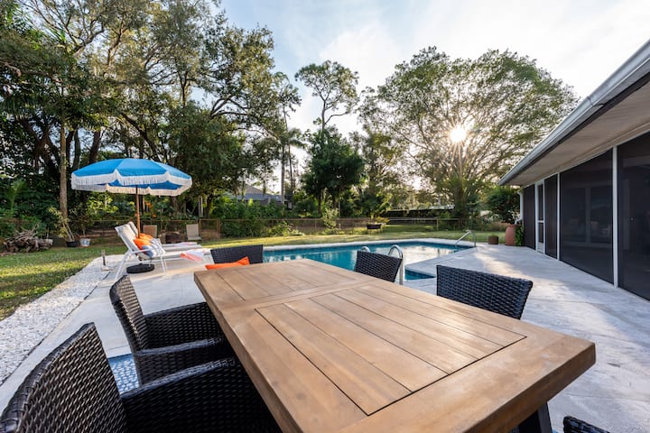 Fort Myers Pool Home | Pet Friendly | Near Beaches - Fort Myers, FL