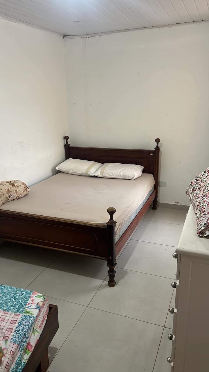 Casa Inteira Fundos C/ Garagem - Londrina