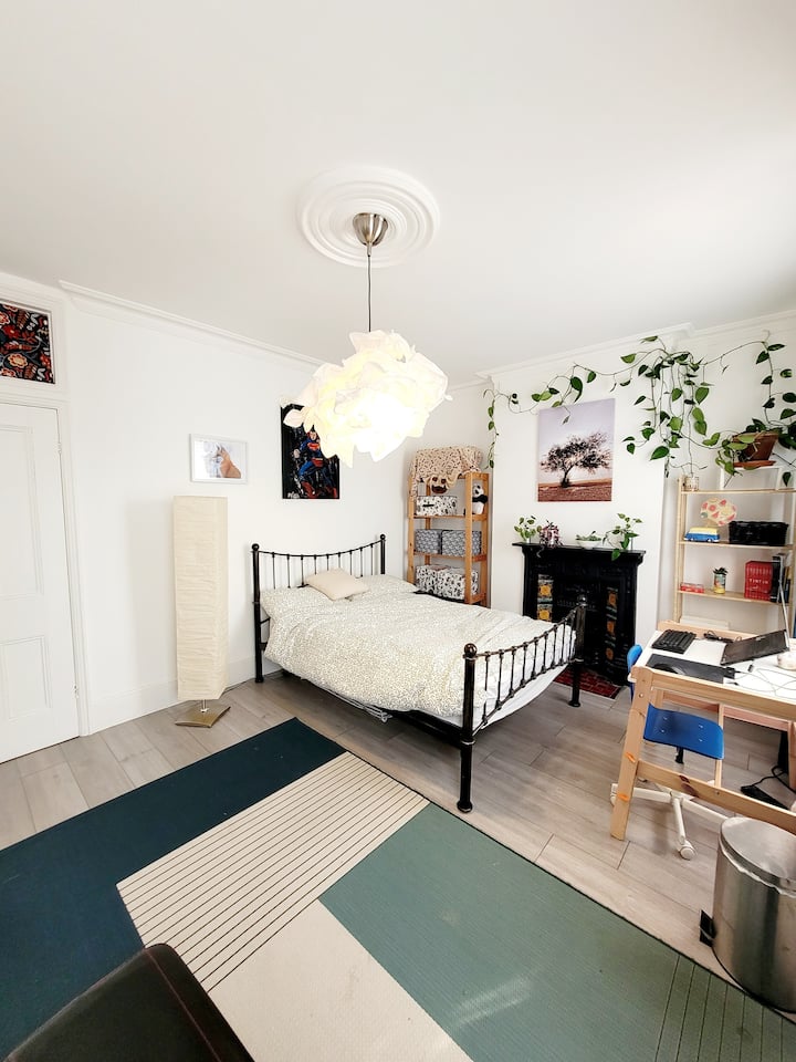 Large Master Bedroom In Margate - Westgate-on-Sea