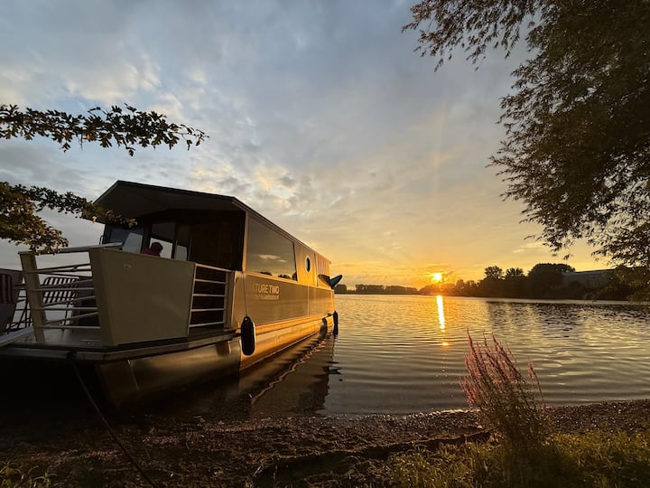 Holiday Houseboats 
Uniek Overnachten In De Natuur - Oss
