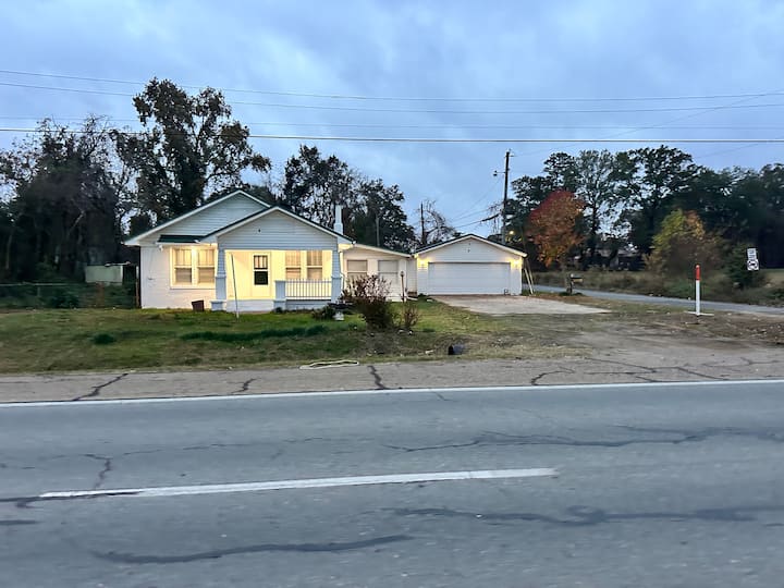 Texarkana Getaway On The Arkansas Side By Airport - Texarkana, AR