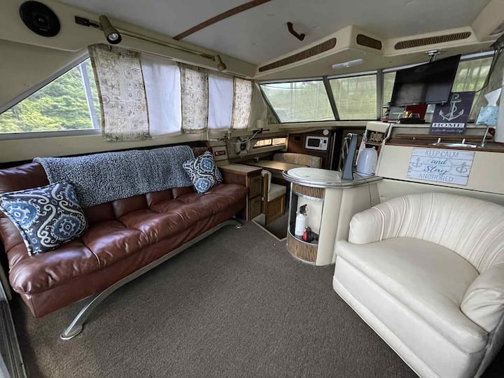 Come Stay On “The Aurora” - Wilbur Lake, TN