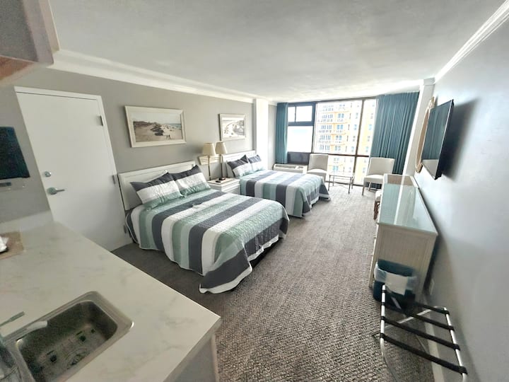 Adjoining Studios W/kitchenettes, Pool, Tiki Bar - Daytona Beach, FL