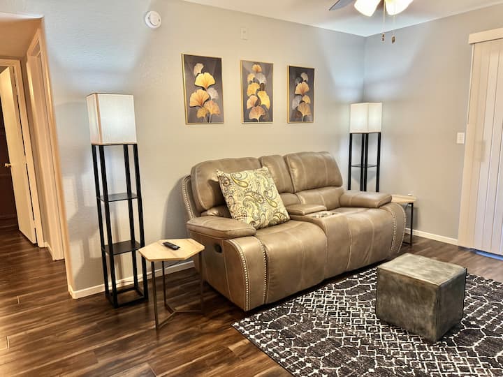 Modern Gated Condo W/pool & Gym - Henderson, NV