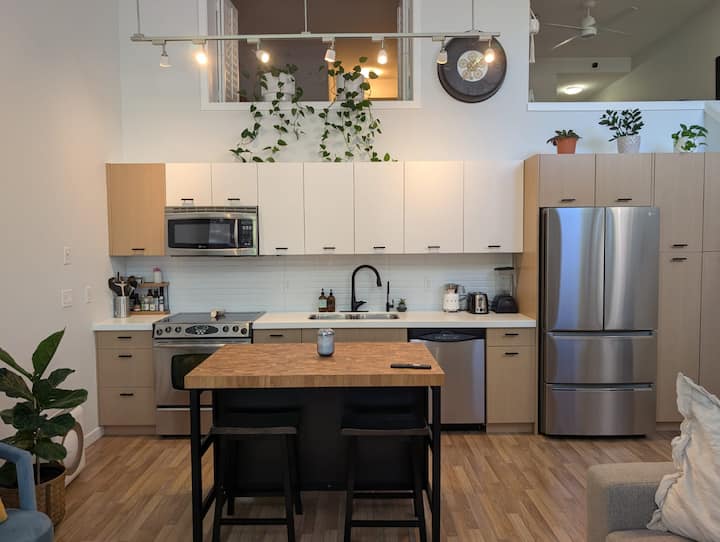Chic & Comfy Townhouse - Kelowna