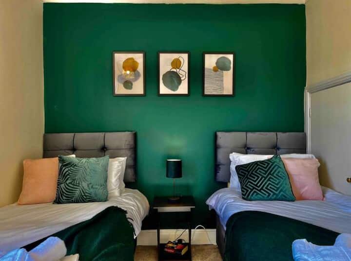 Contractor-friendly 3-bed House | Parking | Wifi - Chelmsford