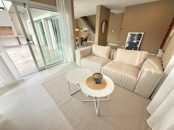 Casa A Estrenar Con Pileta En Housing Privado - Córdoba, Argentina