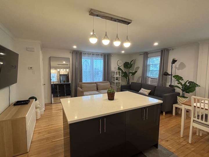 Modern 3bd Hidden Gem + Parking - Dedham, MA