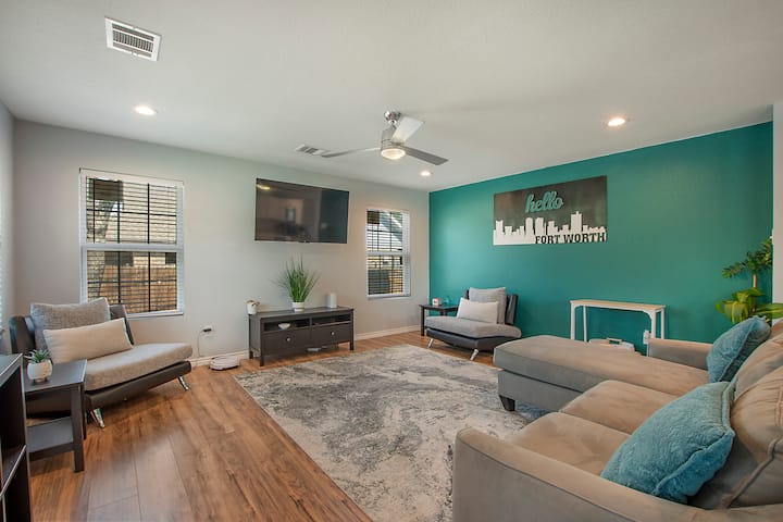 3/3 Bedroom Home Fully Fenced Yard Pet -Friendly. - Fort Worth, TX