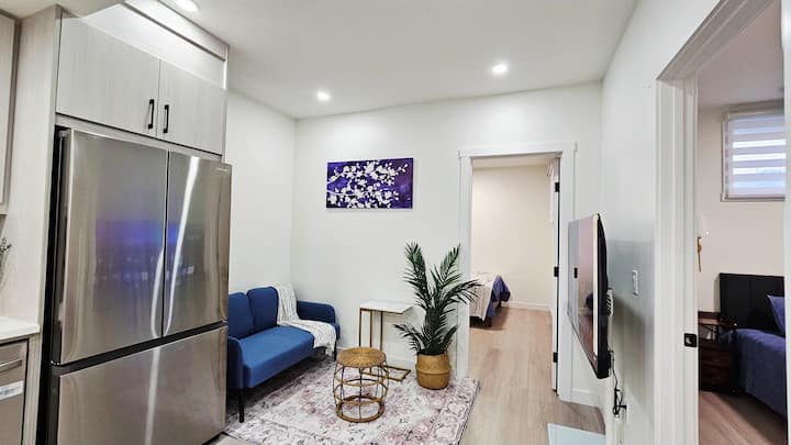 Aigo’s Place – Walk To Shops, Stay In Comfort - Calgary