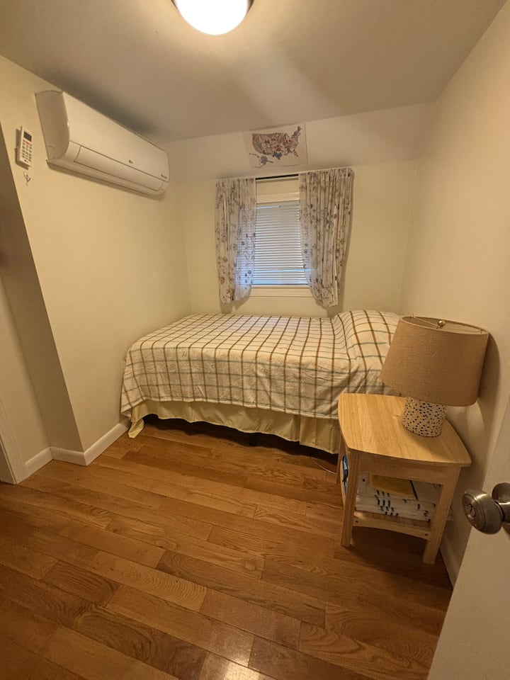 Simple Room (C) Near Wood Island - Aeropuerto de Boston Logan (BOS