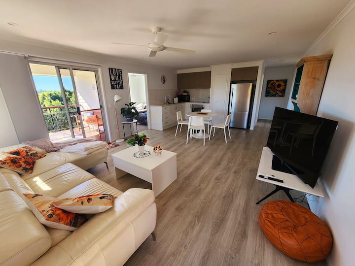 Sunflower Cottage Invites You To Stay & Relax - Yandina
