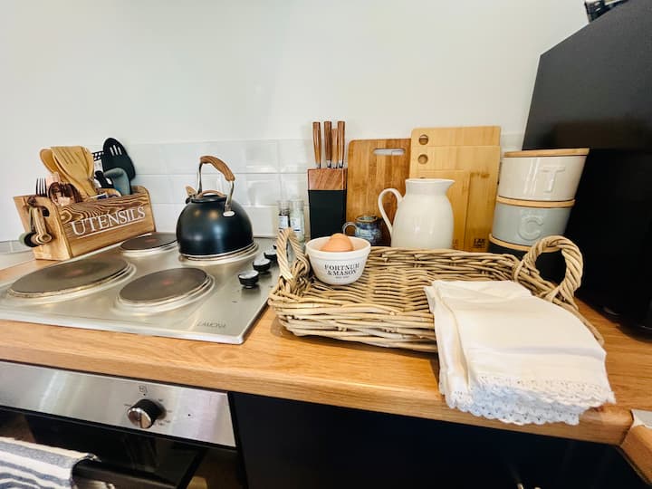 ‘The Wee Retreat’ Rustic Charm, Simple Luxury - St Andrews