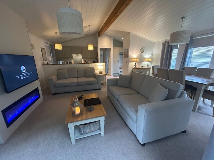 Luxurious Riverside Lodge - Crieff