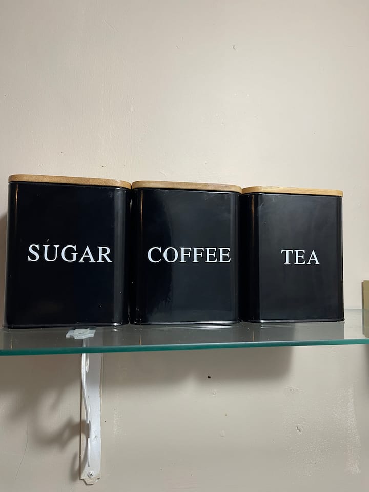 Spacious Private Room With Queen Bed & Large Tv - Kingston