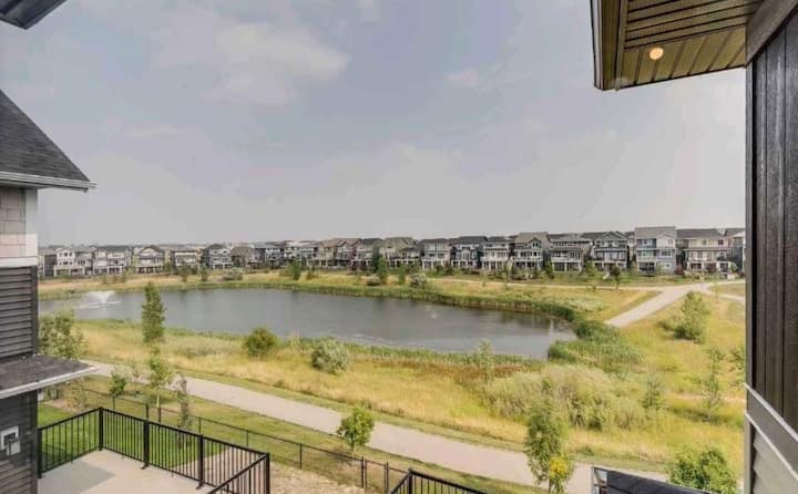 Pond View House - Airdrie
