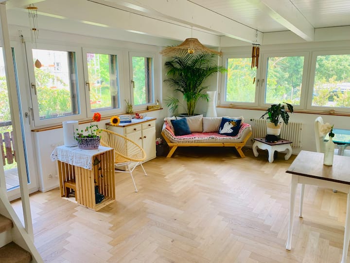 Chambre Colorée Avec Petit-déjeuner Et Jardin - Sierre