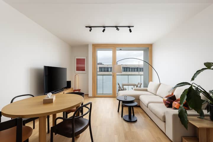 Modern Chic Apartment W/ Balcony + Free Parking - Praga