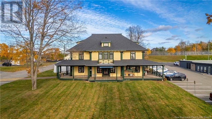 Spacious Apartment In Historic Macklem House - St. Andrews