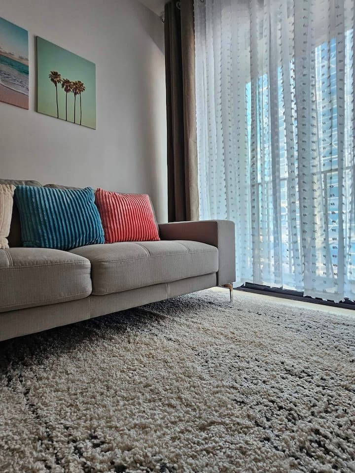 Cosy 2br W Balcony Near Bgc/naia -Netflix&wifi - Taguig