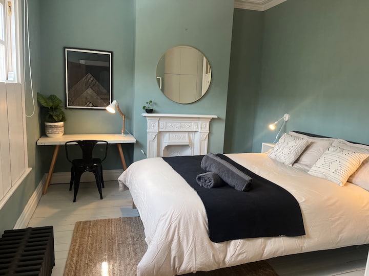 En-suite Room, King Bed. 1 Stop Piccadilly - Manchester
