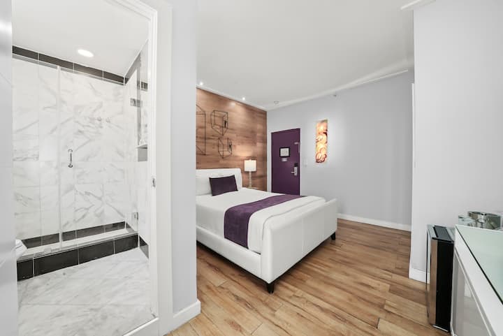 Prime Spot Queen Bed, Collins Av - Bahamas