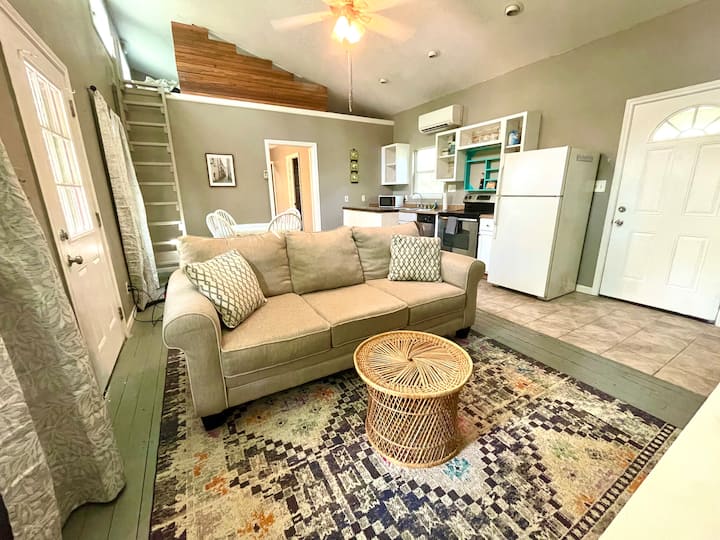 Countryside Cottage Treehouse With Loft! - Cedar Creek, TX