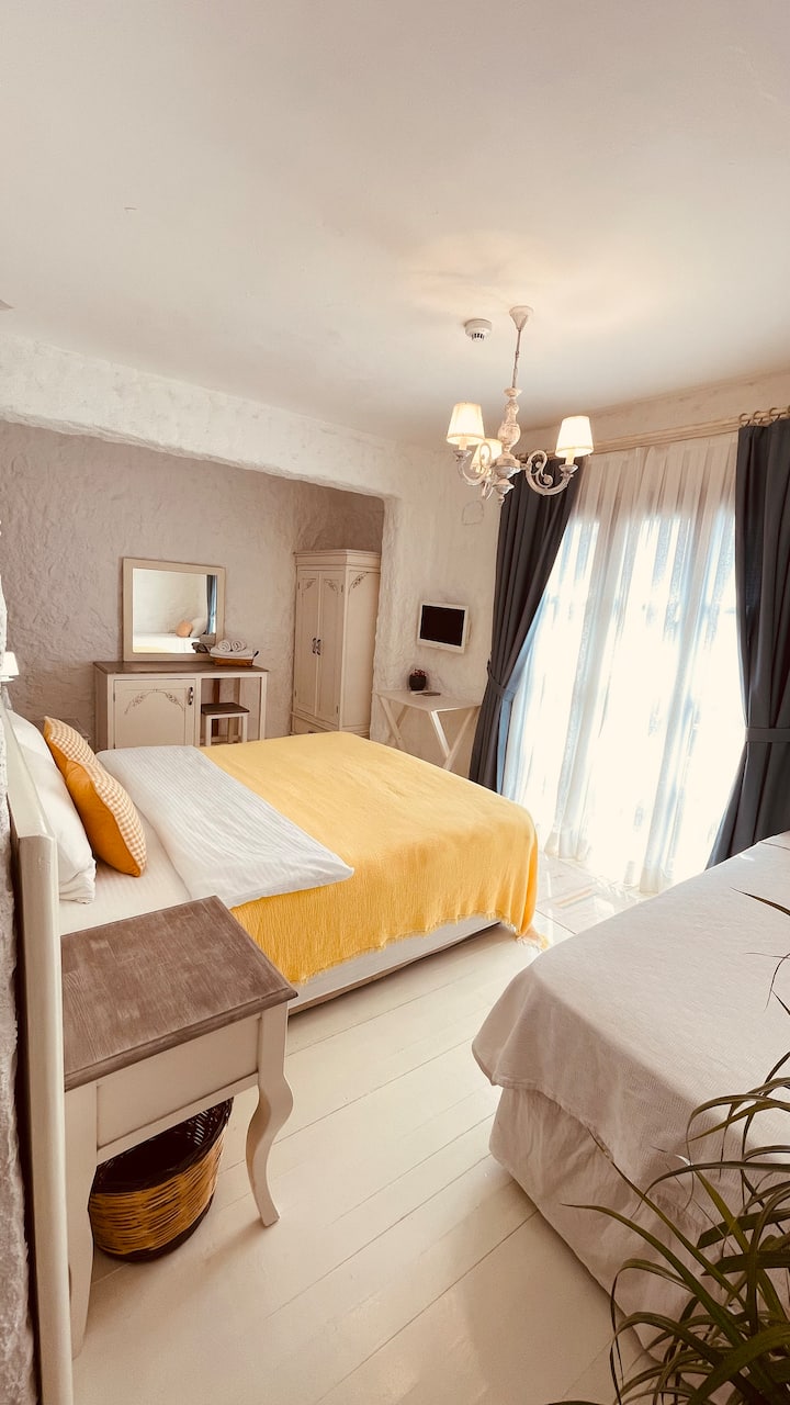 Alaçatı Merkezde, 3 Kişilik Butik Otel Odası - Alaçatı