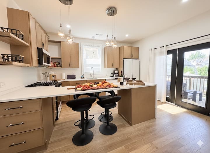 Sleek Avondale Condo Spa Bath Kng+qn Beds +Garage - Chicago, IL