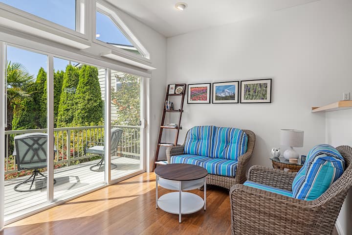 Relaxing Retreat, 1/2 Block From Puget Sound - Shoreline, WA