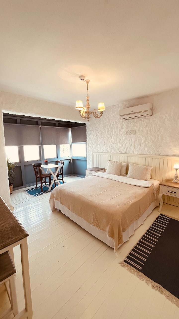 Alaçatı Merkezi, Cumbalı Balkonlu Butik Otel Odası - Alaçatı