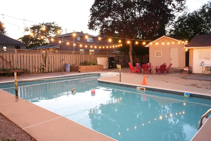 Poolside Retreat With Private Patio - Brampton