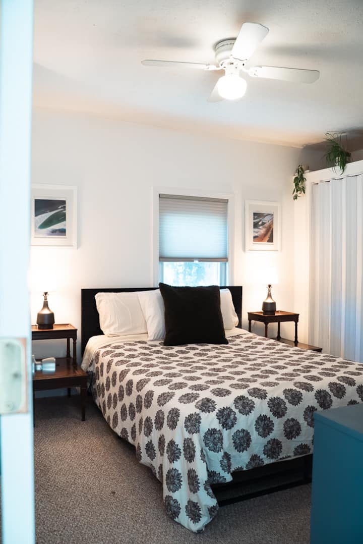 30 Min To Skiing • Sleeps 7 • 2 Bath •Free Parking - St. Albans