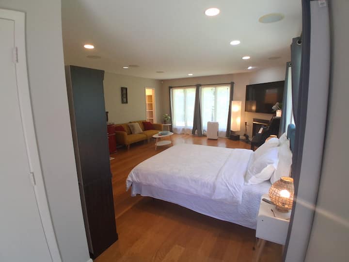 Creative Studio Retreat | Piano, Fireplace & Woods - Weston, CT