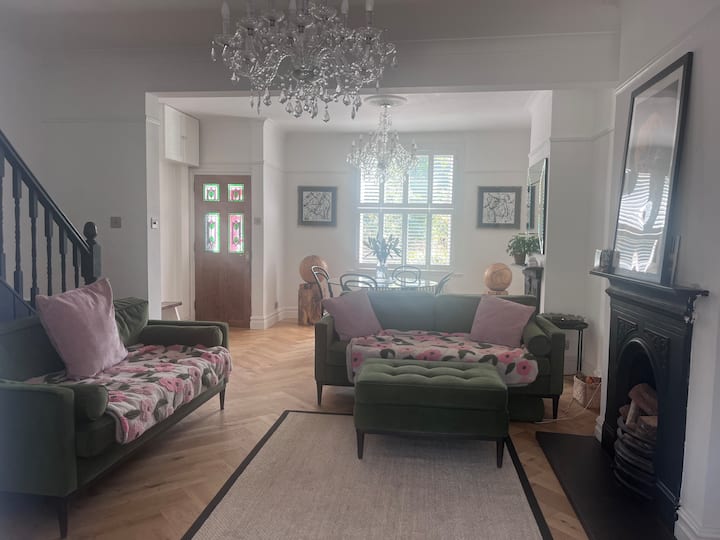 Chic & Peaceful 3 Bedroom 3-storey Home - Dartford
