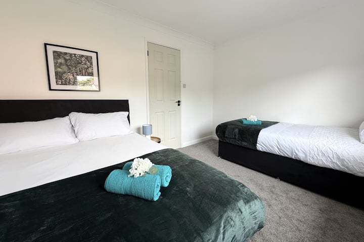 2 Bed House, Sleeps 6, 4 Beds - Wellingborough
