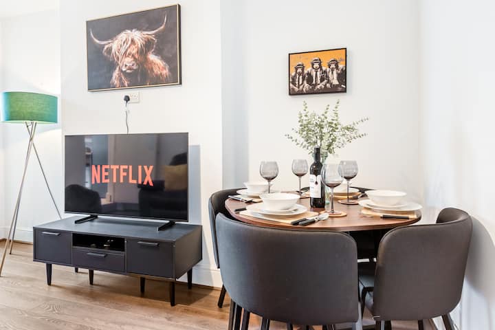 Stylish Home. | Sleeps 6. | Free Parking. - Stoke-on-Trent